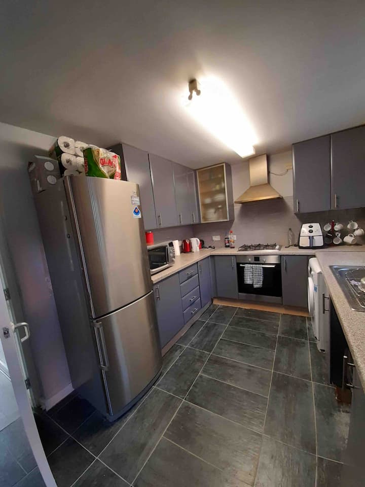En-suite Double Size Bedroom With Sofa Bed - Bromsgrove