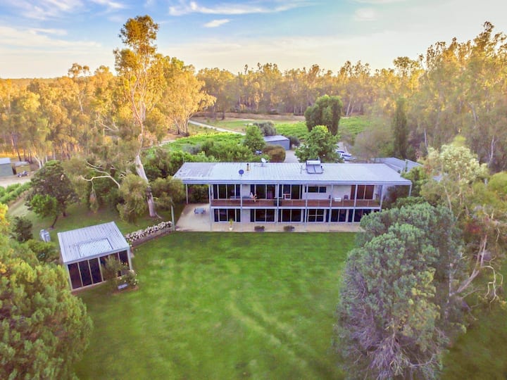 Cape Horn Vineyard Villa Echuca Riverfront & Pool - Moama