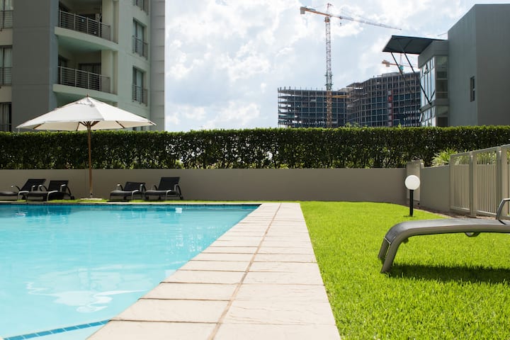 Santon's ❤ Apartment + Parking✔ Netflix✔ Bbq Area✔ - Sandton