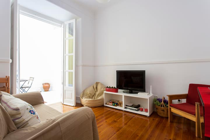 Yellow House (Cosy Apartment W/ 2 Terraces) - Almada