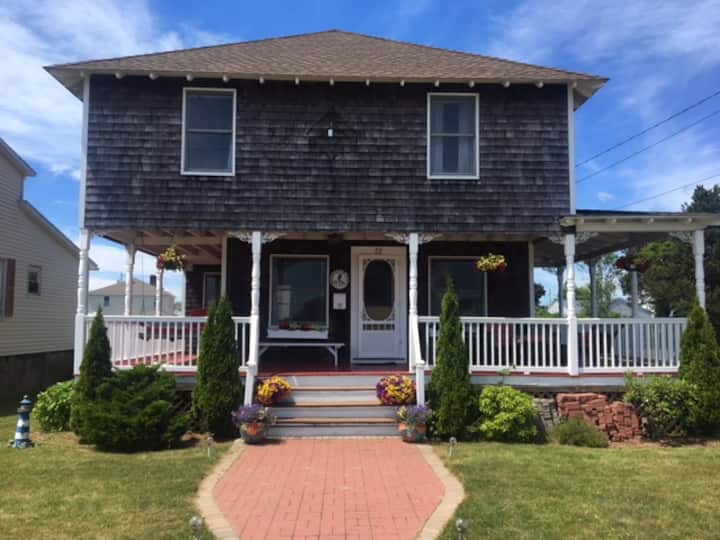 Wonderful 4 Bedroom Cottage Steps From The Beach - Westerly, RI