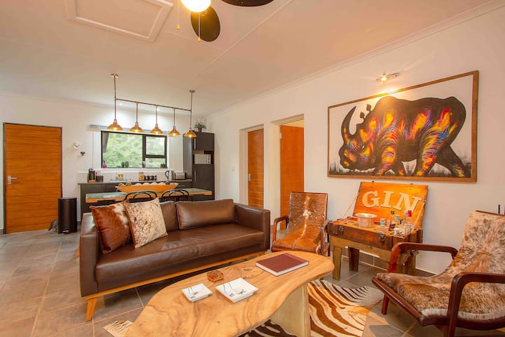 Giraffe Zebra Lion: Safari @ Fevertree Guesthouse - Marloth Park