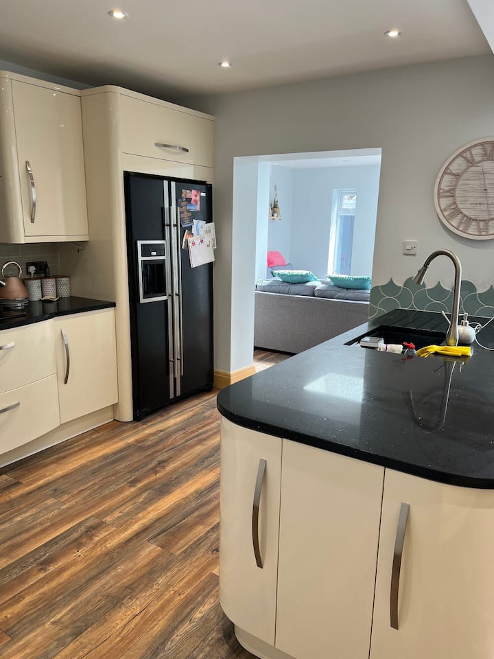 Large 3 Bed + Study Chalet Bungalow With Hot Tub - Portsmouth