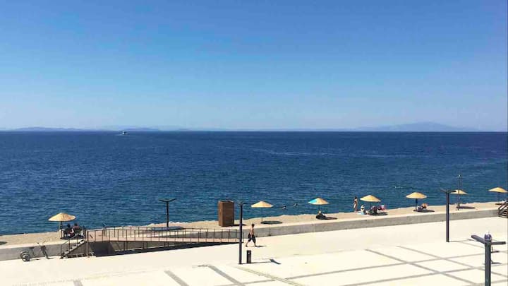 Altınoluk ÇArşı'da Denize Sıfır Teraslı Ev - Altinoluk