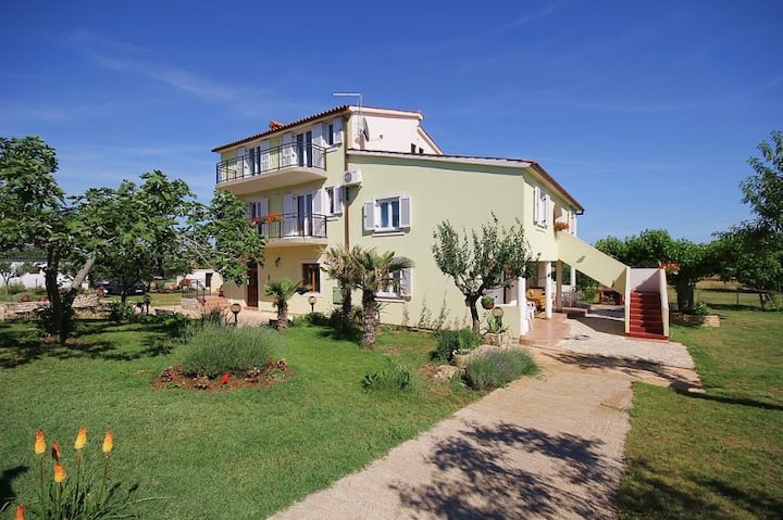 3 Bedroom Apartment, Beach In 500m - Fažana