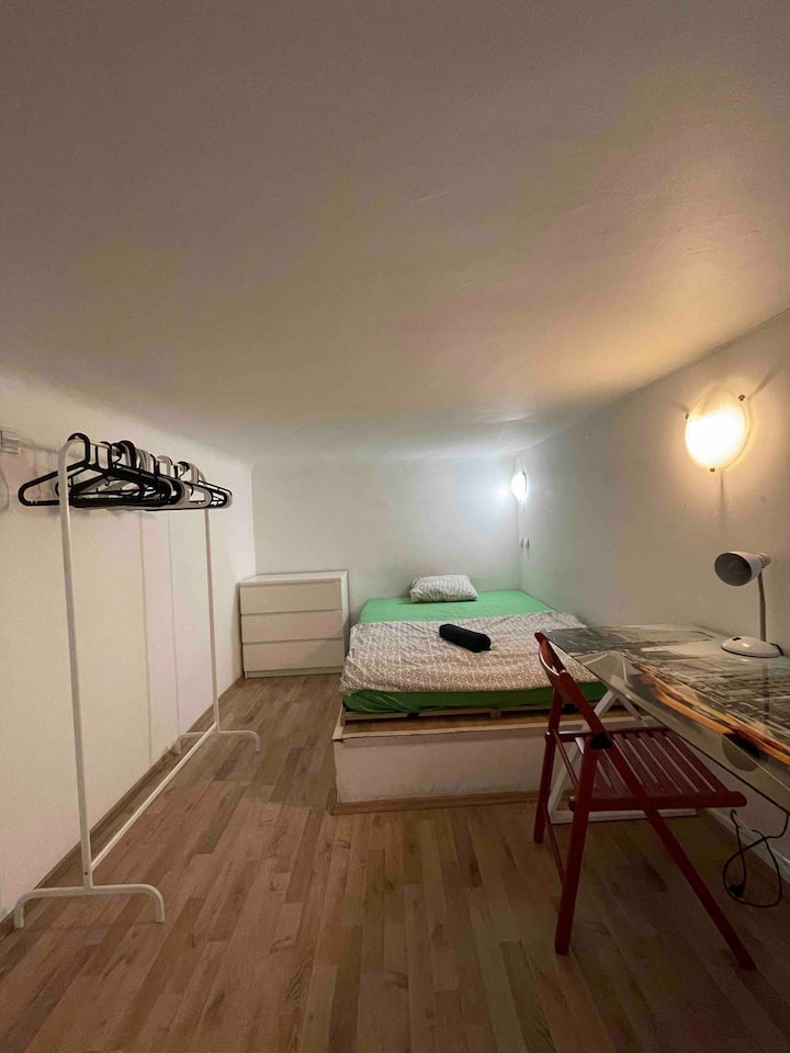 Small Cozy Room In Shared Apartment! - Budapest