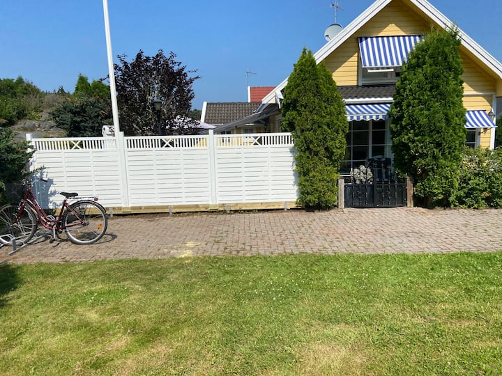 Koselig, Solrik Hytte Ikke Langt Fra Sjøen. - Strömstad