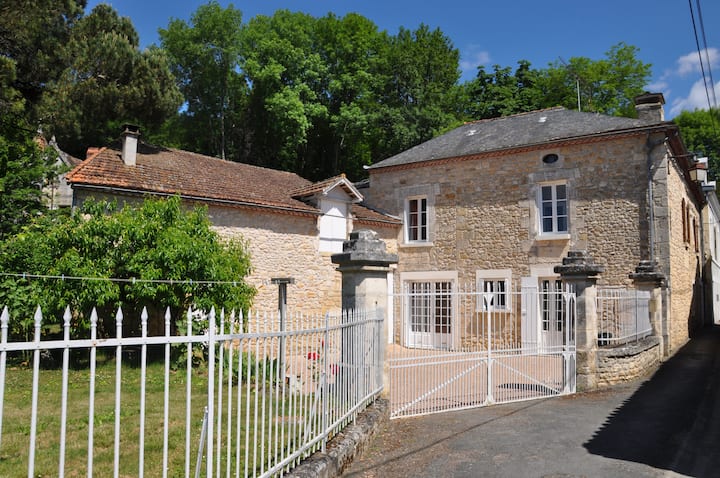 Maison Familiale Dans Bourg Village - Dordogne