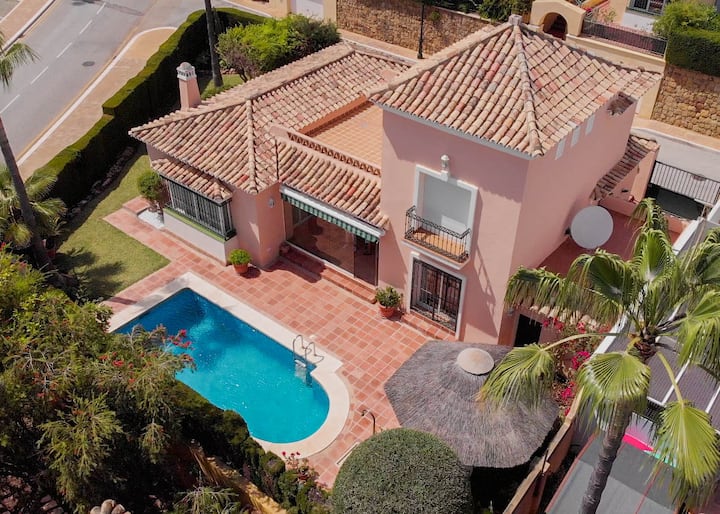 Villa Los Carmenes. Bahia De Marbella. - Marbella