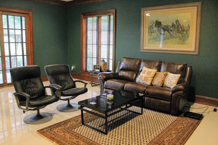 Mt. Vernon Inspired Mansion B&b - Master Bedroom - Fayetteville, AR