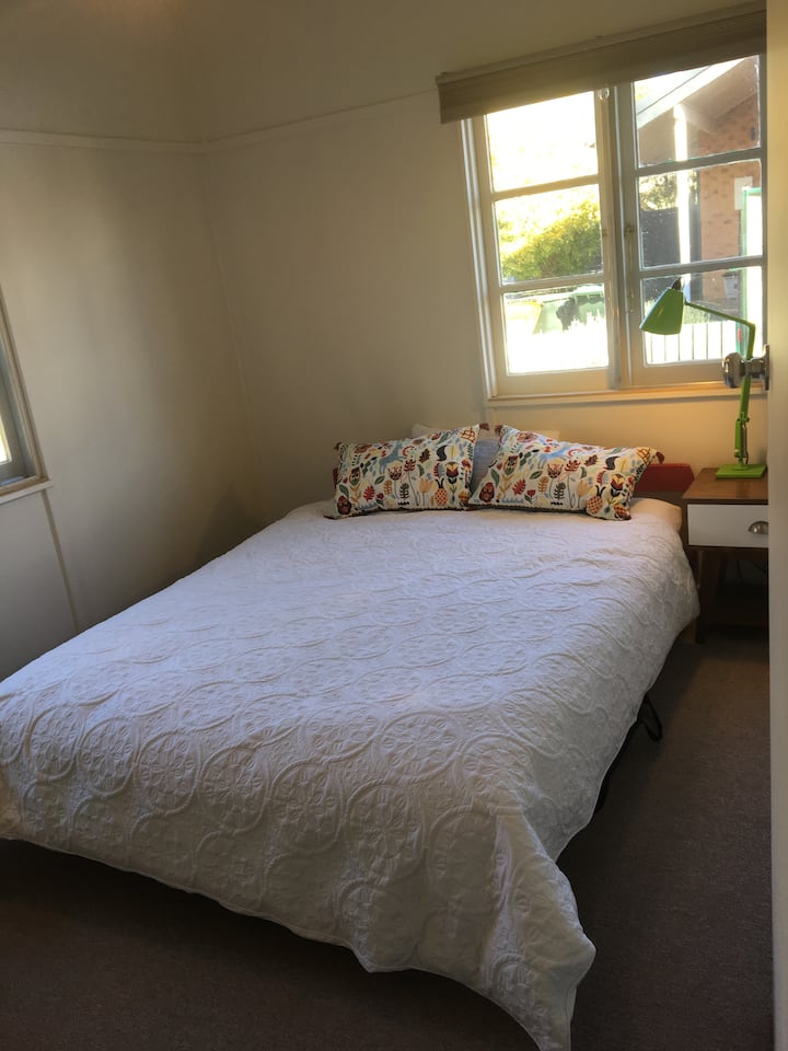 Cosy Room In Classic Aussie Cottage - 
