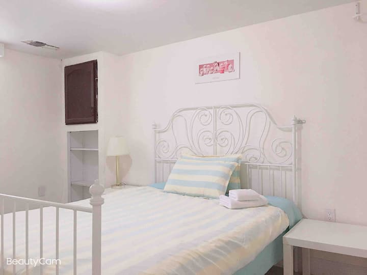 *1bedrm Flat+kitchen+bath+wifi+parking+laundry - Toronto