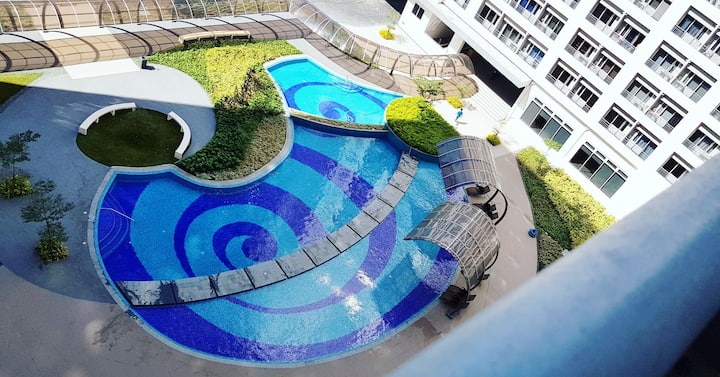Fully Furnished 1 Br With Balcony Condominium - Taguig
