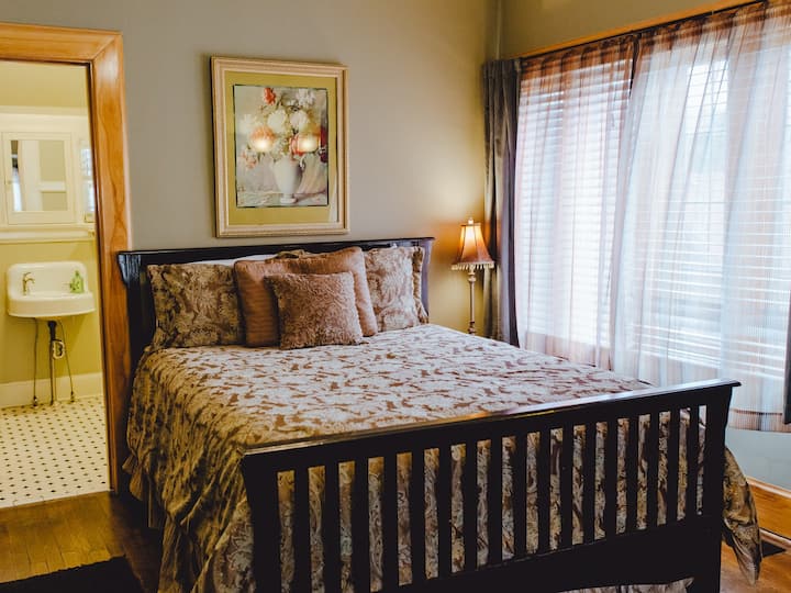 Queen Premium Ensuite Bathroom - Baron - Grand Rapids, MI