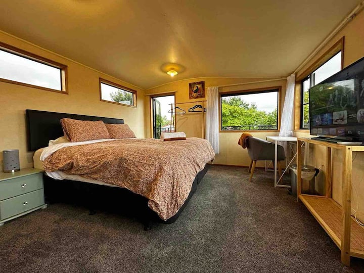 Upstairs Mastr Rm W/ Movie Theatre Nook & Balcony - Timaru