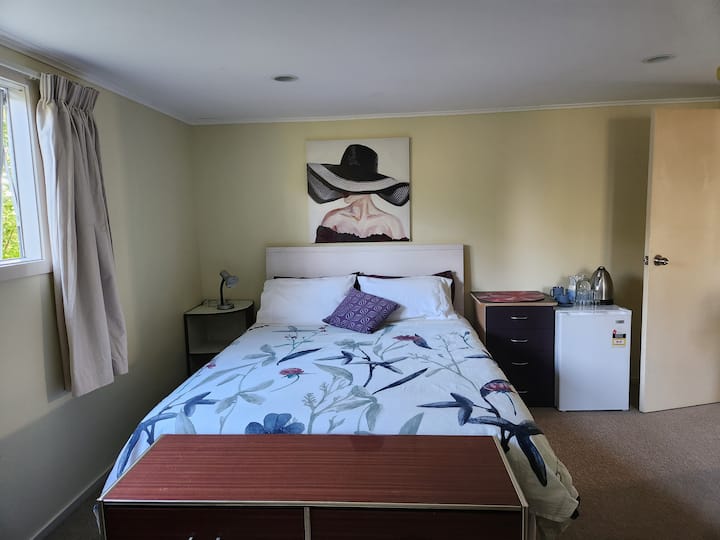 Quirky Villa Homestay Queen Room, Toilet & Fridge - Whanganui