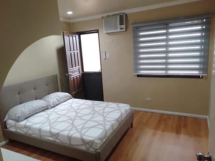 Quezon City A. Bonifacio 3br 10pax 2 Carpark Wi-fi - Valenzuela