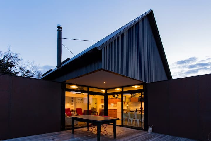 The Black House With Stunning Views & Outdoor Bath - Lake Tekapo