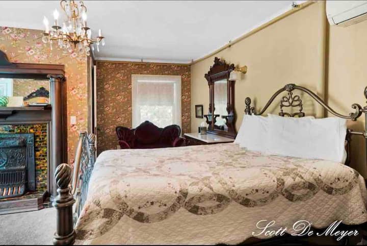 Cozy Downtown Riverview Suite - Mount Pleasant, MI