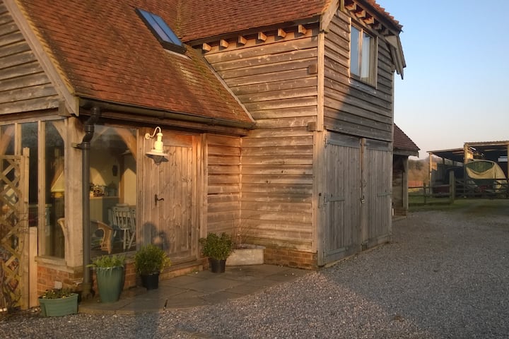 Dogs Welcomed At Well Equiped Rural Barn For 4. - Wiltshire