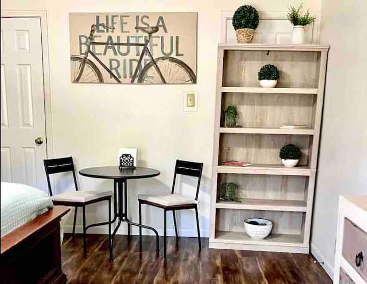 Cozy And Quaint Loft Near La Cantera/rim - Helotes, TX