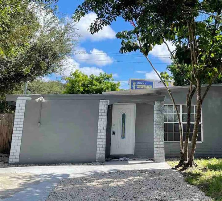 Hollywood 2 Bedrooms With Free Parking Of Premises - Pembroke Pines, FL