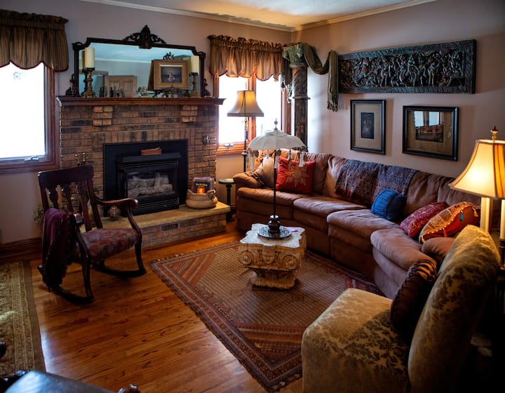 Old World Charm W/ Modern Amenities: The Studio 4 - Farmington, MN