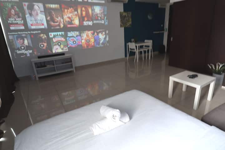 [Home Cinema] Projector Room//netflix+wifi@trefoil - Klang
