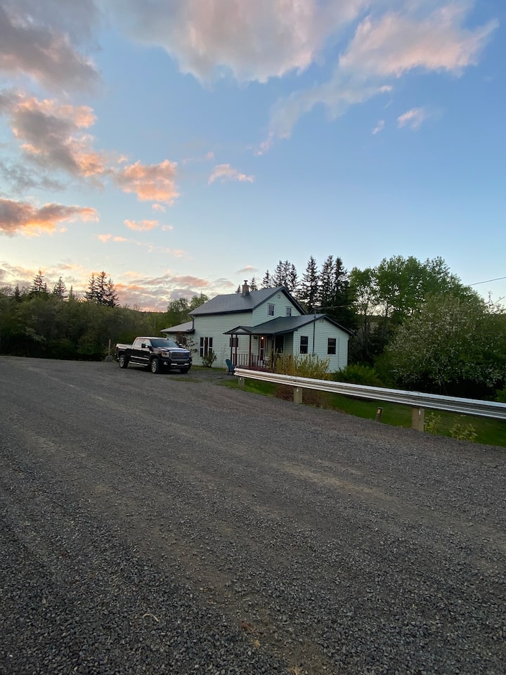 Cozy, 4 Bedroom House/cottage In North River - Canada