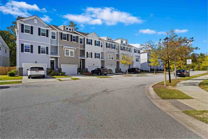 Safe & Central (15 Mins) | Fenced Townhouse Suite - Charleston, SC