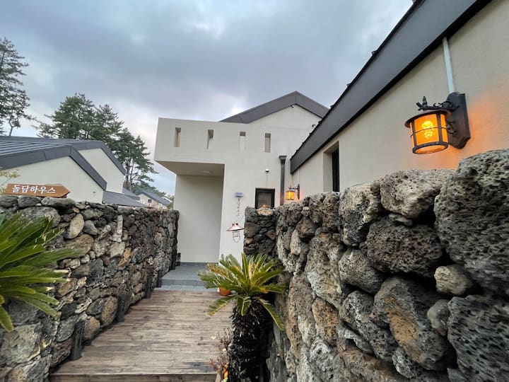 프라이빗 독채 제주감성숙소 돌담하우스에서 온전한 휴식을 느껴보세요 - Jeju-si
