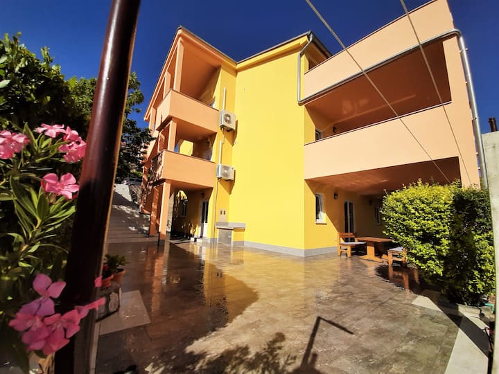 Apartment With Terrace (250m Away From The Sea) - Novi Vinodolski