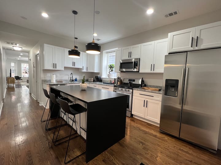3 Bdrm |Complimentary Garage Parking| W&d | Luxtel - Chicago, IL