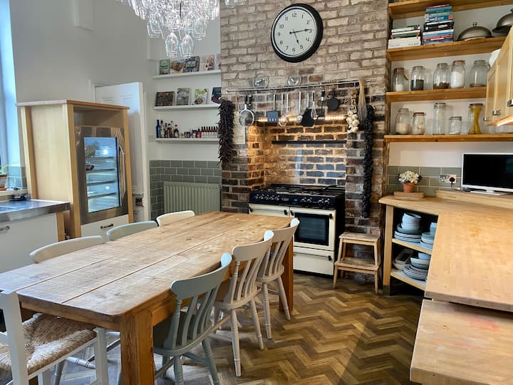 Lyndhurst - Victorian Villa With Gardens - Guernsey