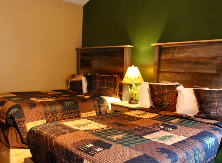 Centrally Located Studio In Lake George Village - Sasquatch, Queensbury