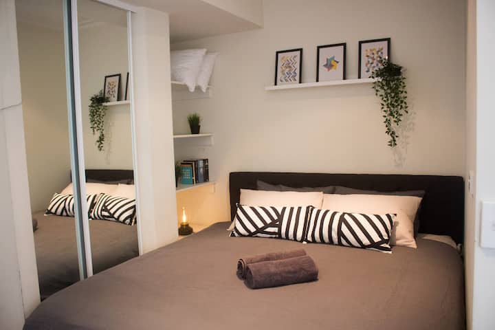 Iconic City Views, Spacious Studio Apartment - Melbourne
