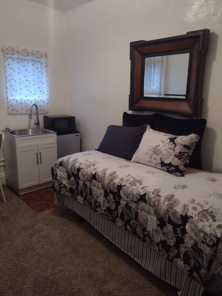 Efficeincy One Room Apartment. - Pittsburgh, PA