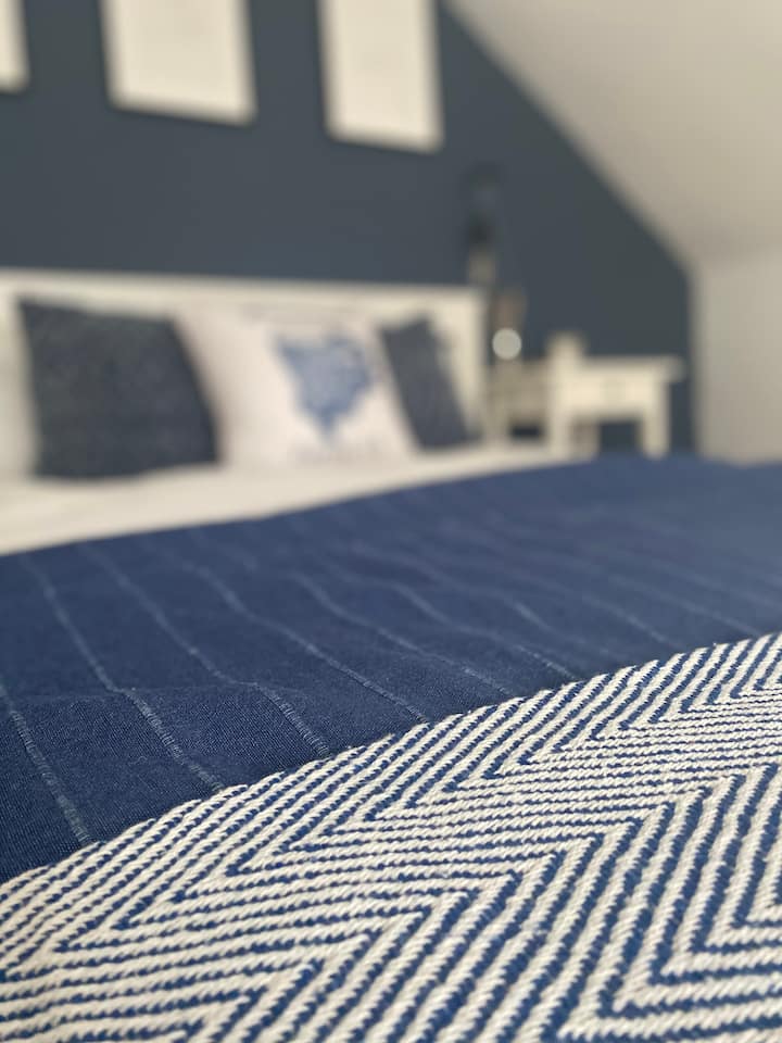Large, Sunny Converted Attic Room In Family Home - Castle Combe