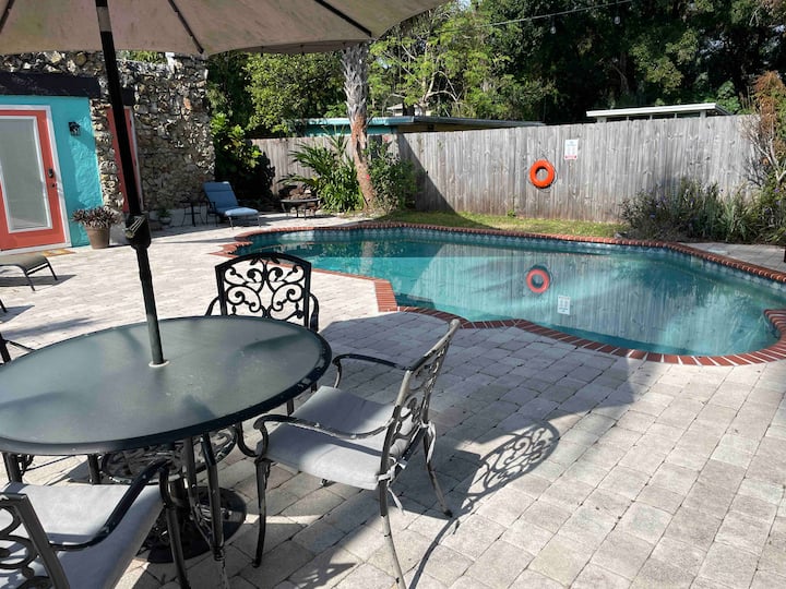 Elegant Cottage Getaway - Tampa, FL