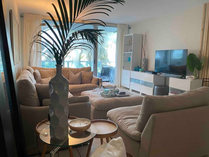 Beachfront 2br Resort Condo W/ Pool + Parking - South Beach, FL
