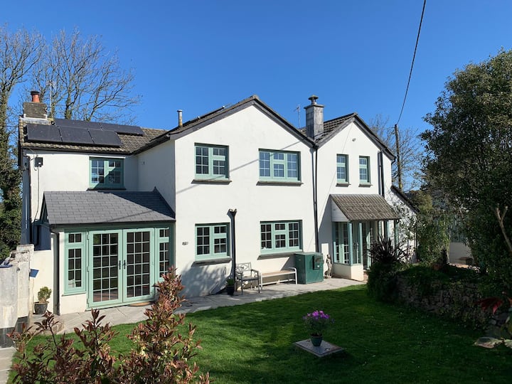 Spacious 4 Bedroom House Minutes From The Beach - Devon