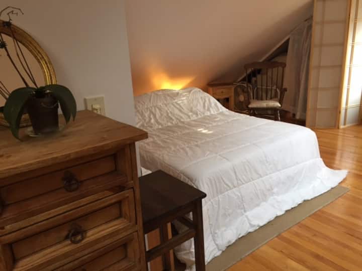 Quiet Sunlit Attic Studio - Newton, MA