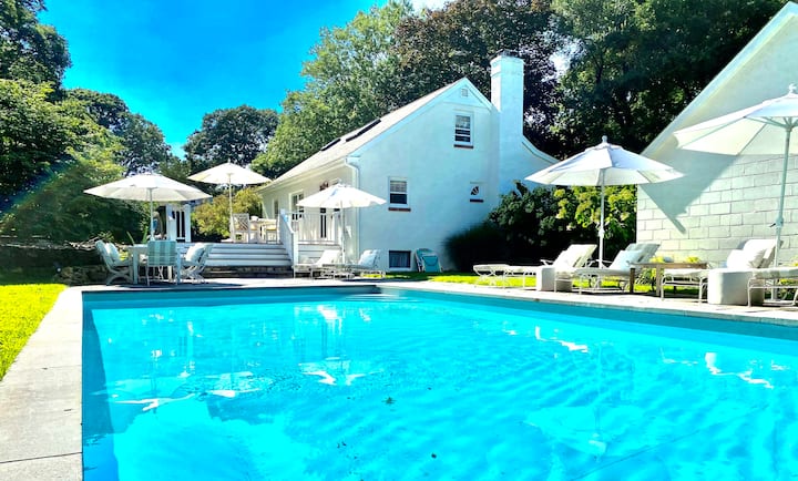 Sag Harbor Chic 
Pool Grill Gym Outdoor Shower
Dog - Sag Harbor, NY