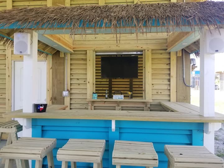 Easy Stroll To The Beach And Ocean Views From Deck - Crystal Beach, TX