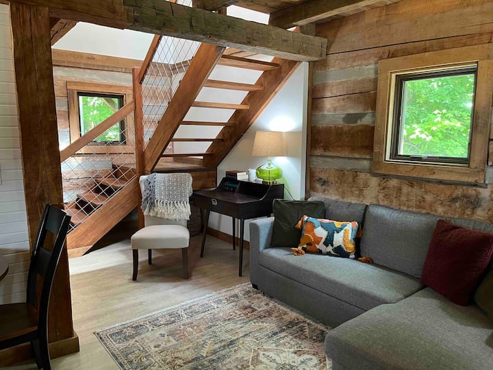 Cheerful & Cozy Upper Cabin In Cohousing Community - Bloomington, IN