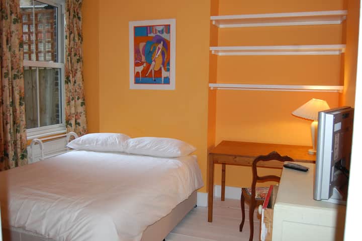 Bright Charming Room - Twickenham