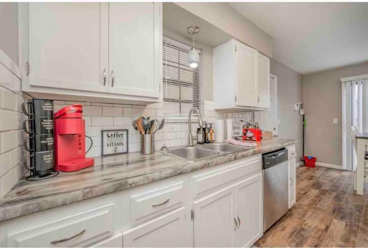 Minutes From Wsu, Top Golf And Sports Forum - Wichita, KS