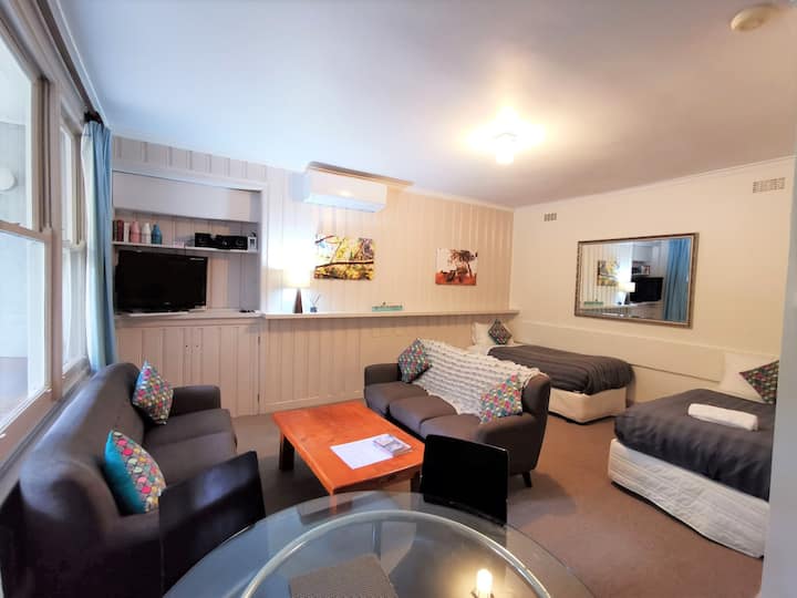 Elm Lodge Unit 4 - One Bedroom Unit - Bright