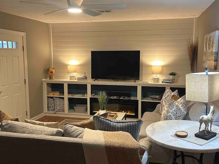 Gem Twist! A Perfect Stay In Aiken
Bruce’s/downtwn - Aiken, SC
