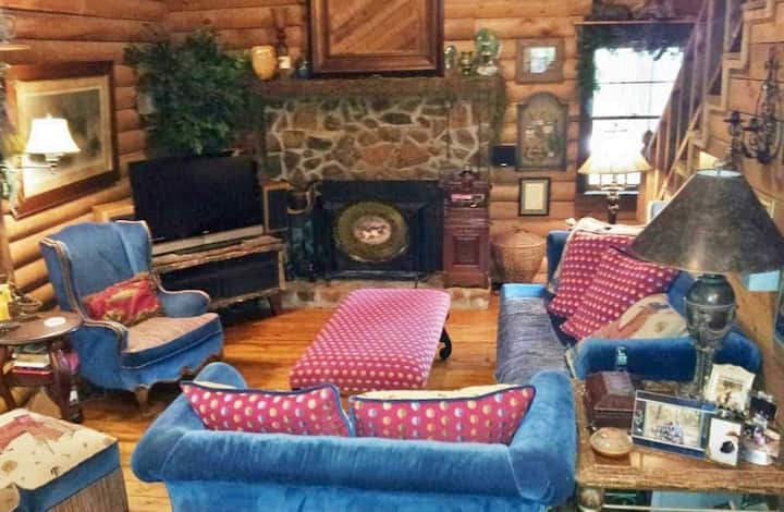 Log Cabin 3 Bed / 3bath W Theatre Room - Kennesaw, GA